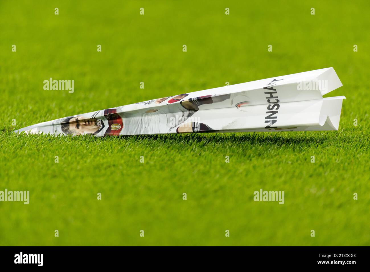 Papierflieger mit Bastian Schweinsteiger Foto liegt auf den Rasen ... Papierflieger mit Bastian Schweinsteiger Foto liegt auf den Rasen ...