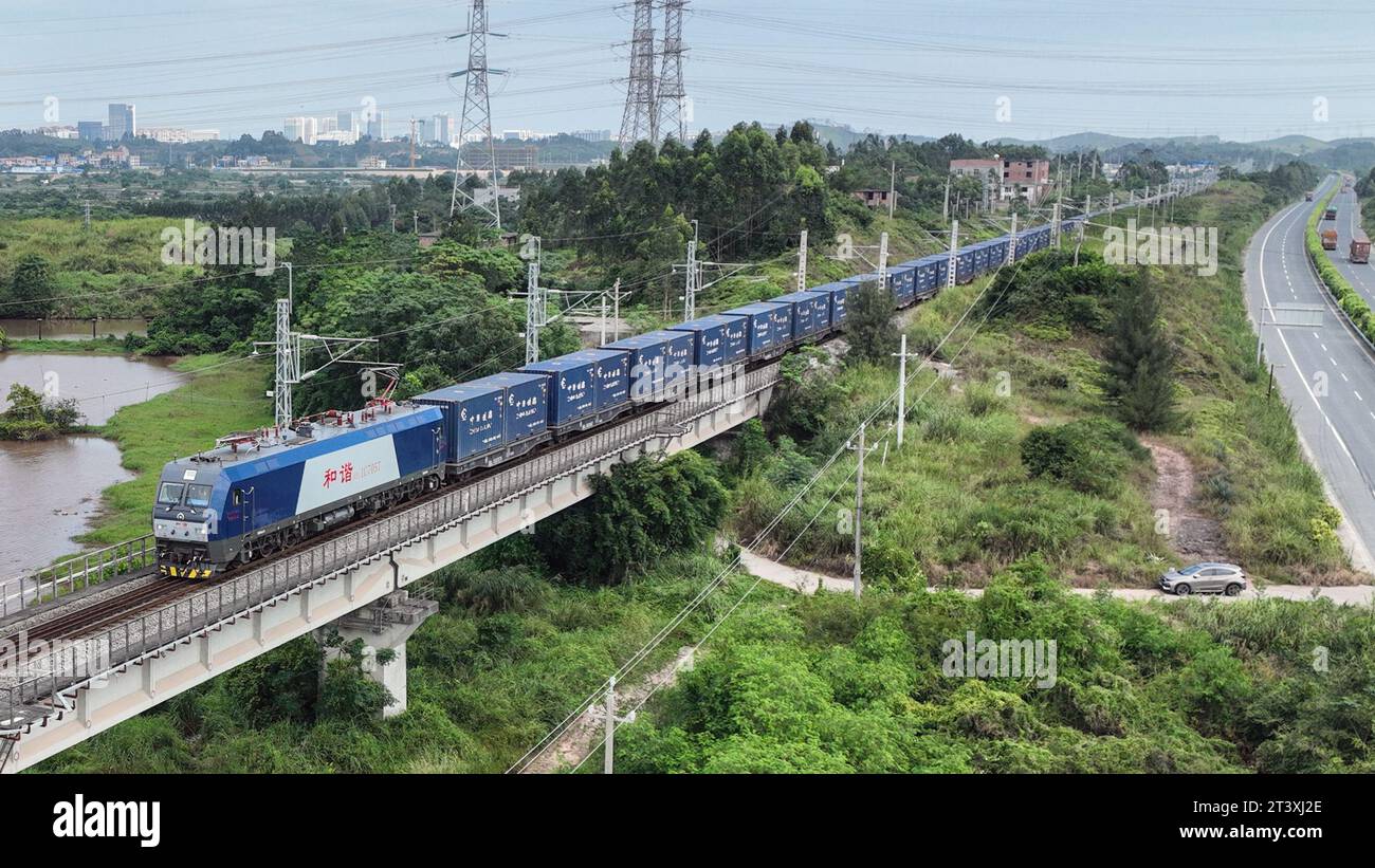 (231027) -- QINZHOU, Oct. 27, 2023 (Xinhua) -- This aerial photo taken ...