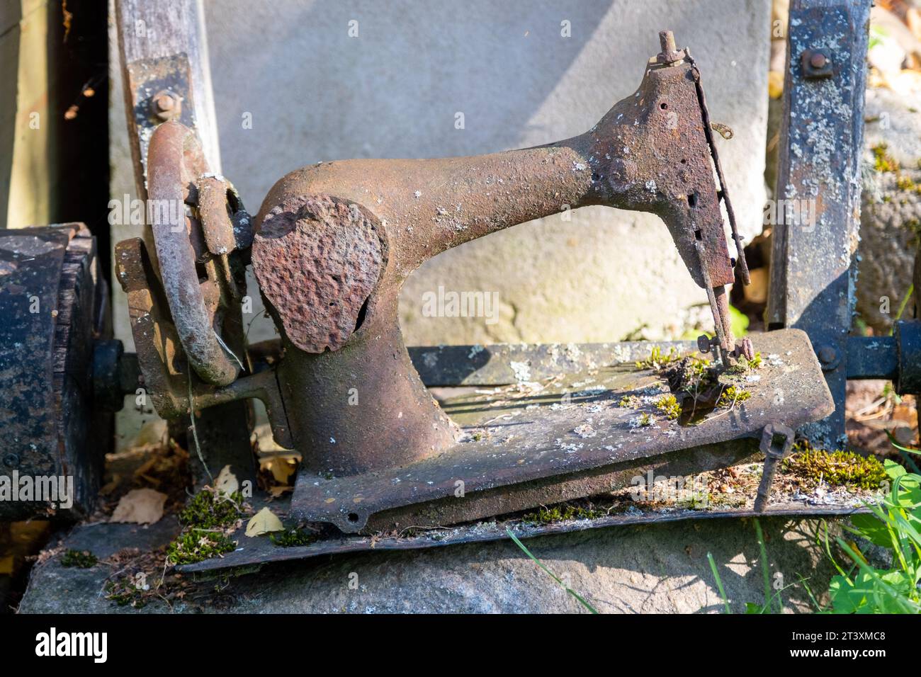 Broken sewing machine hi-res stock photography and images - Alamy