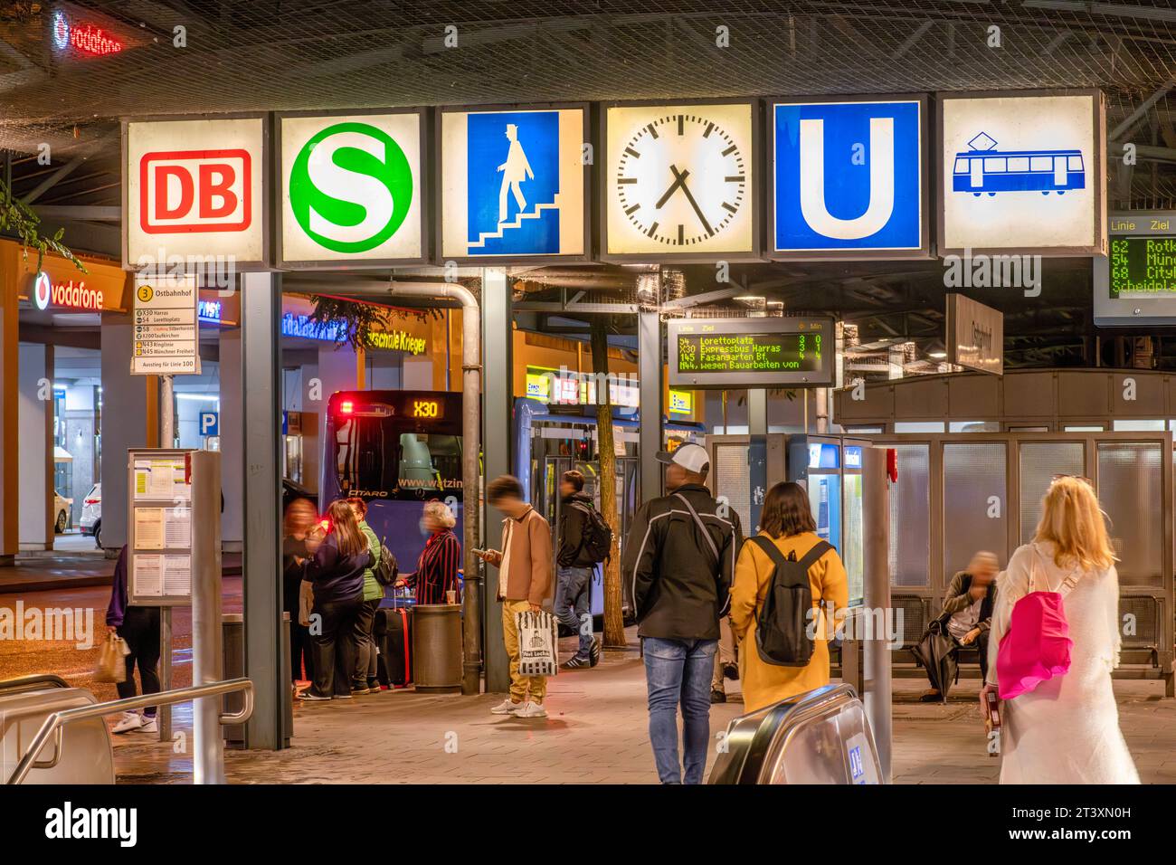 Bushaltestelle am Ostbahnhof, umsteigen von U-Bahn und S-Bahn, München ...