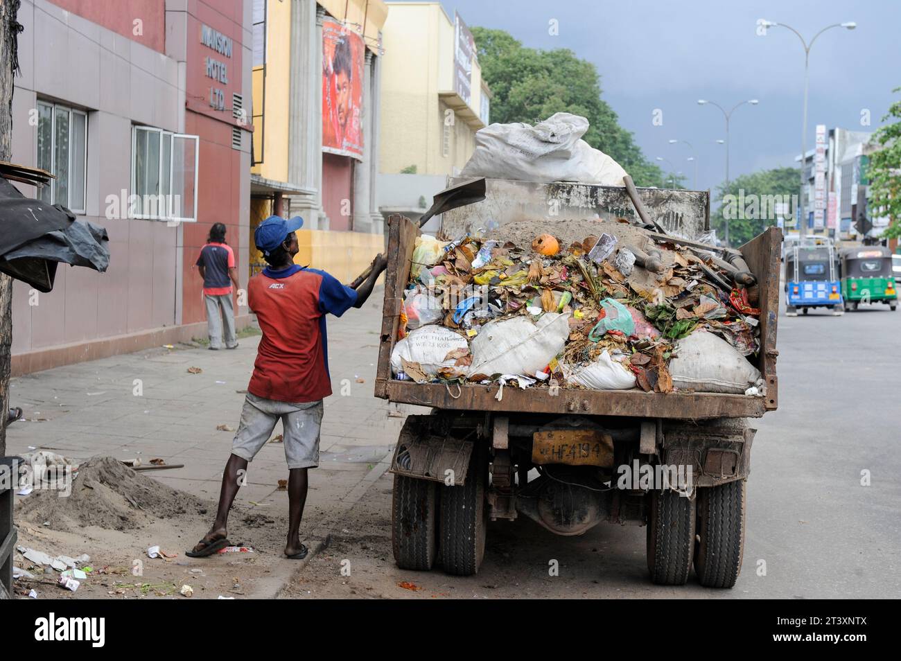 SRI LANKA, Colombo, waste collection, food waste / Müllabfuhr ...