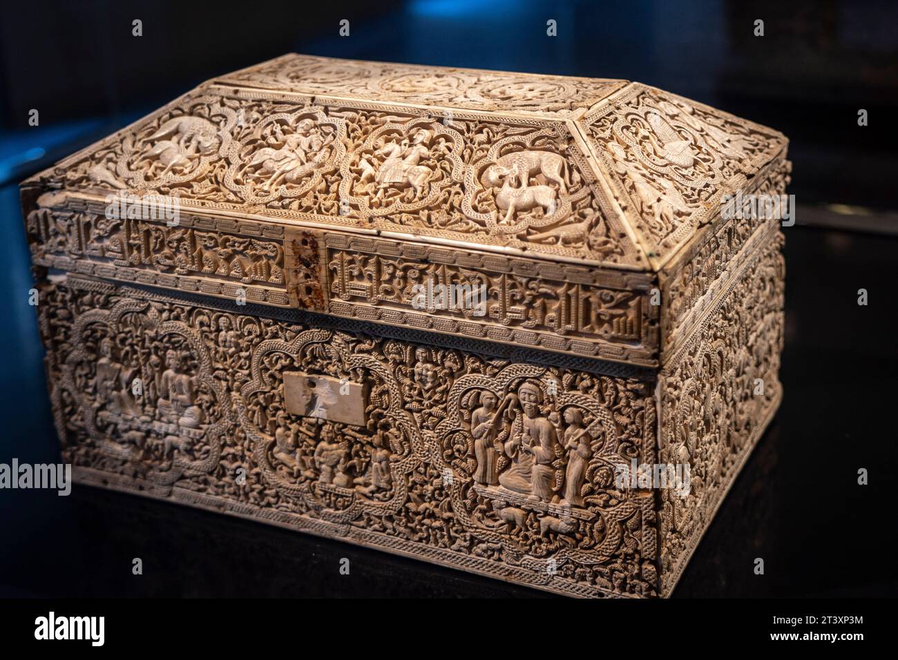 Spanish-Arab chest of the Leire monastery, 1004 after Christ ...