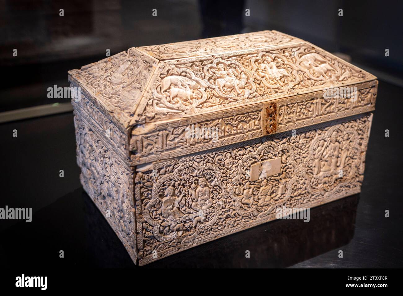 Spanish-Arab chest of the Leire monastery, 1004 after Christ ...