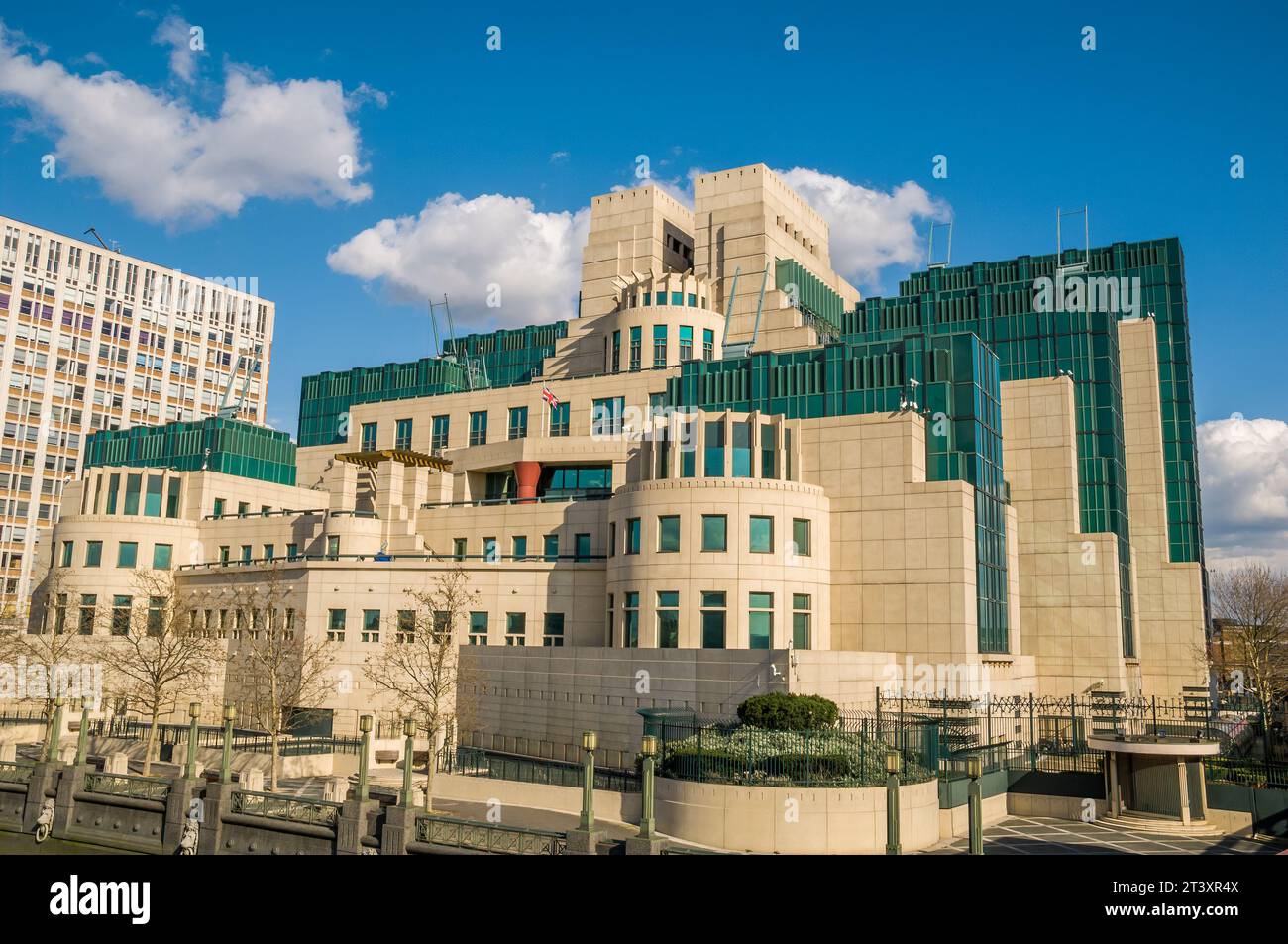 Mi6 building bridge hi-res stock photography and images - Alamy