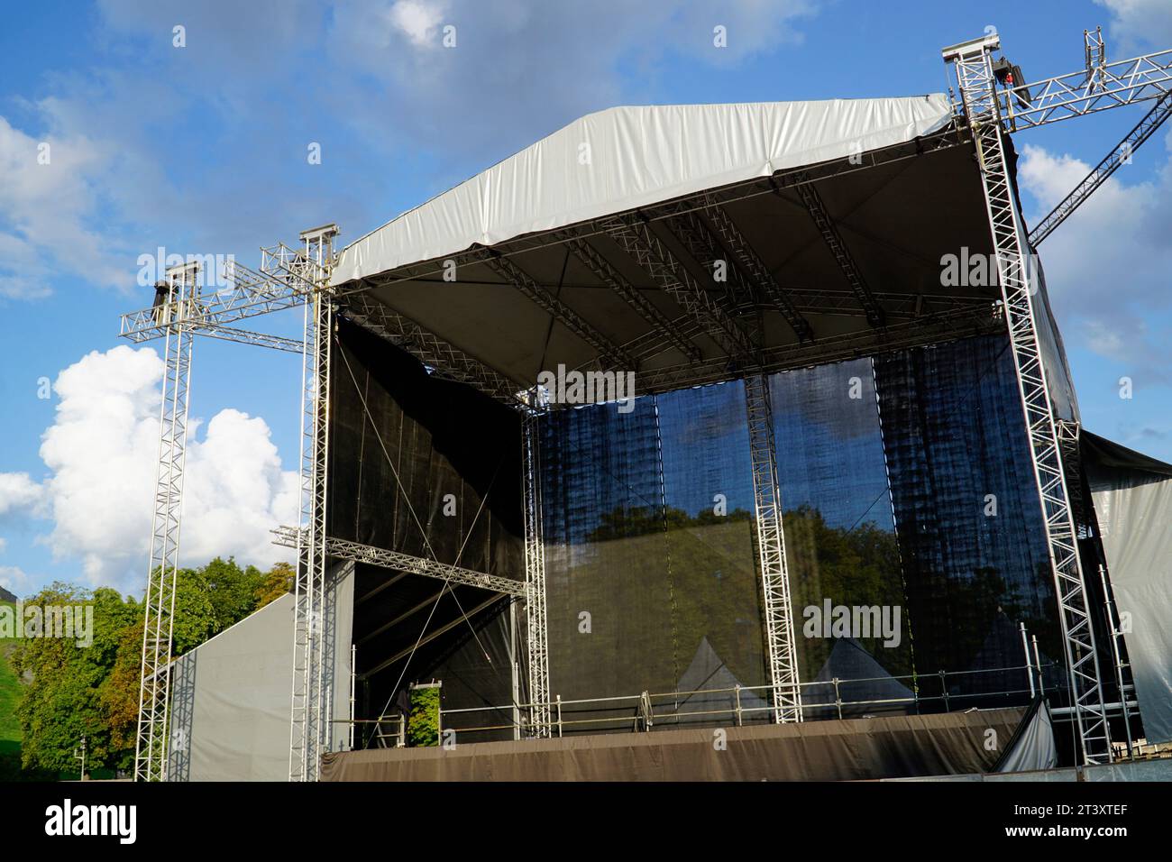 Side to side stage performance hi-res stock photography and images - Alamy
