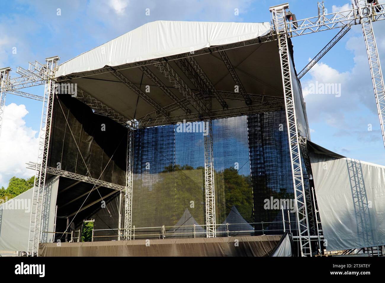 Empty outdoor stage side hi-res stock photography and images - Alamy