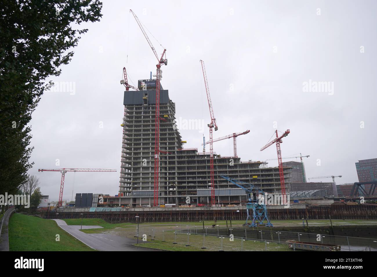 27 October 2023, Hamburg: View of the construction site of the Elbtower ...