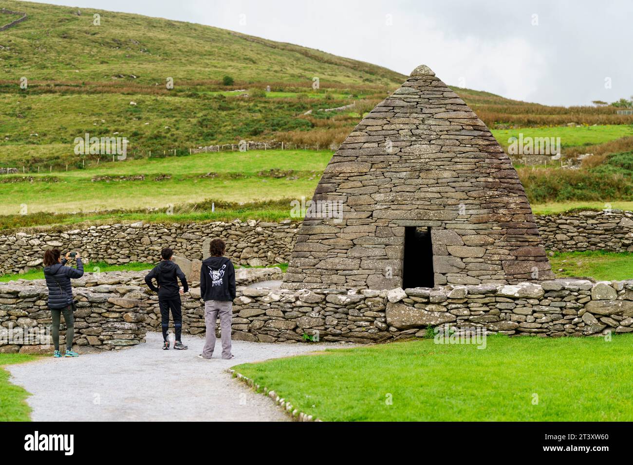 Gallarus Oratory, (Séipéilín Ghallarais), early Christian church ...