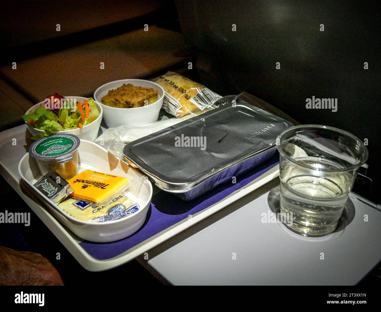 Flugzeugessen, Bordverpflegung Economy in einem Airbus A380 der ...