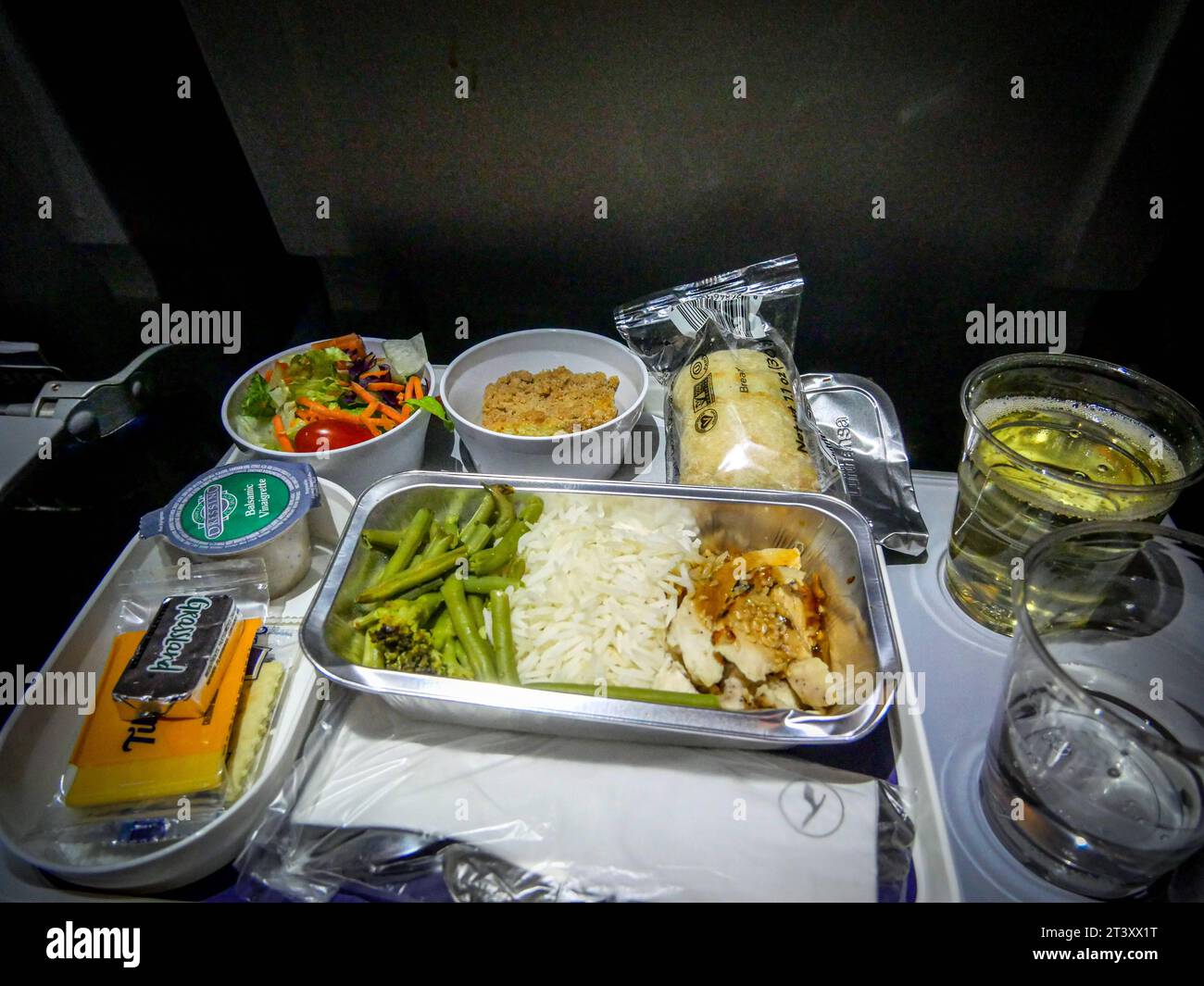 Flugzeugessen, Bordverpflegung Economy in einem Airbus A380 der ...