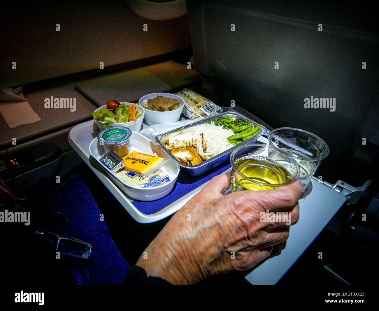 Flugzeugessen, Bordverpflegung Economy in einem Airbus A380 der ...