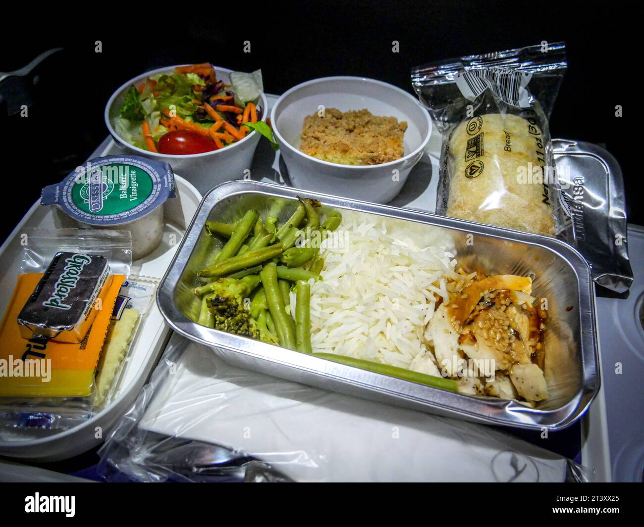 Flugzeugessen, Bordverpflegung Economy in einem Airbus A380 der ...