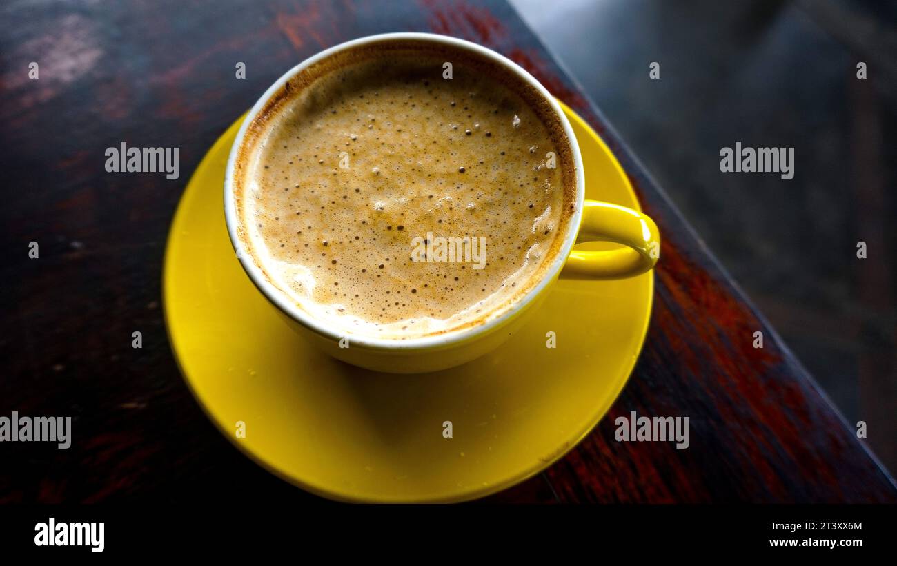 Best yellow background hi-res stock photography and images - Alamy