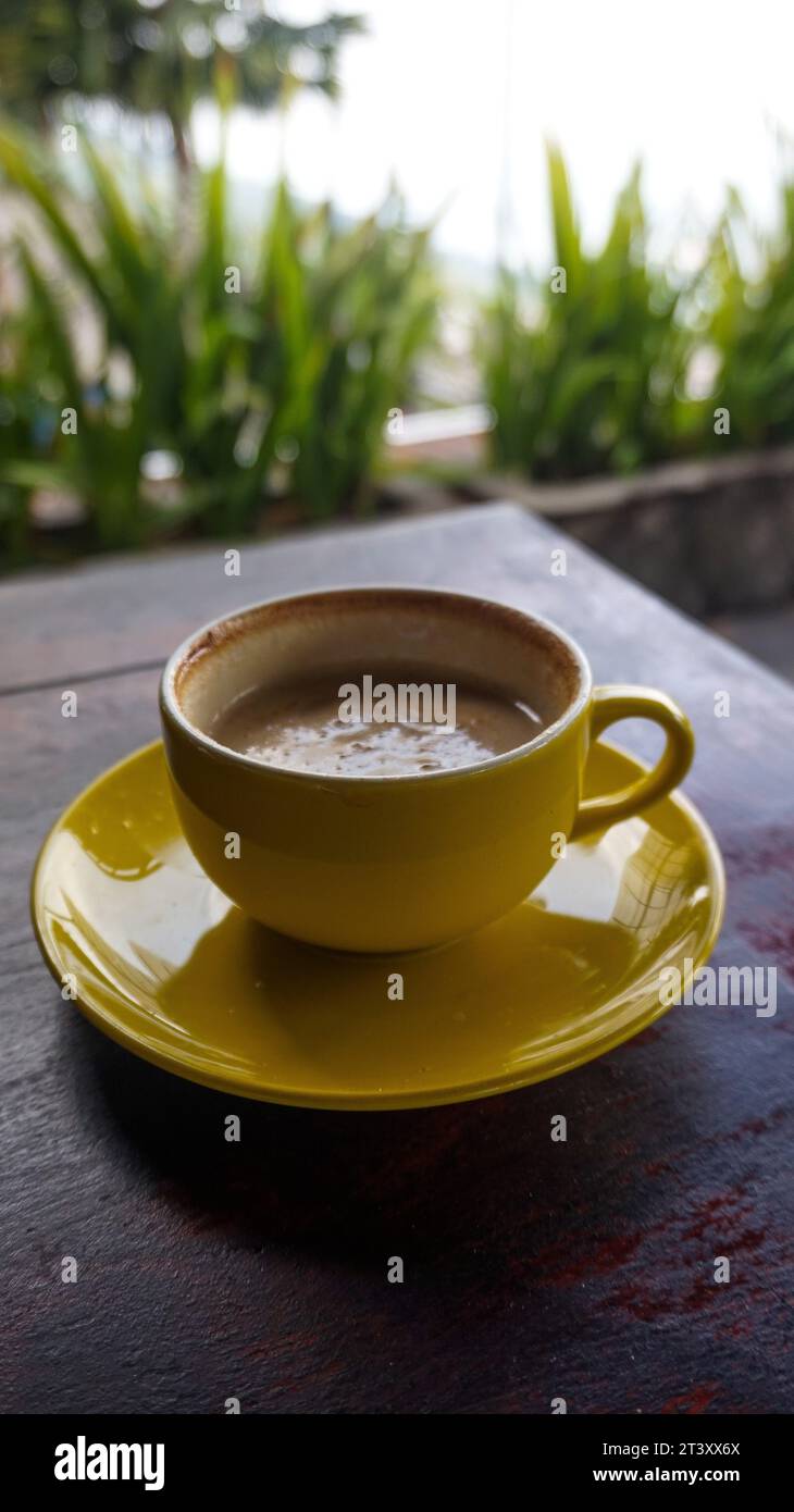 Best yellow background hi-res stock photography and images - Alamy