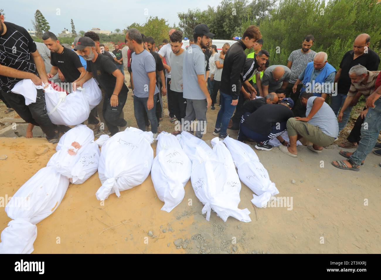 Al-Zawayda, Gaza. October 27, 2023. People bury bodies of killed ...