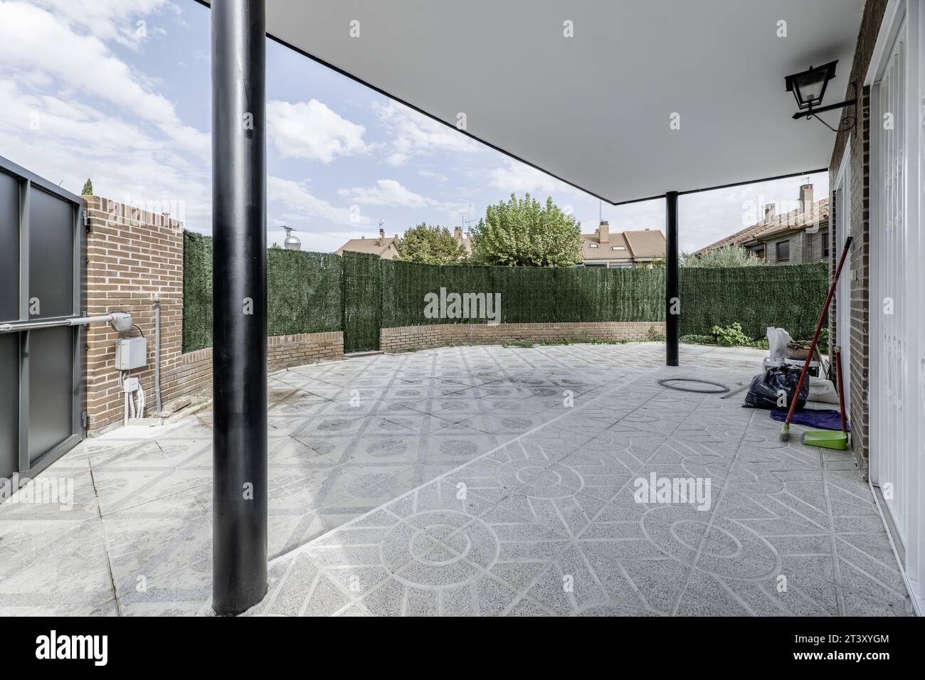 Single-family residential housing plot, party wall with synthetic green ...