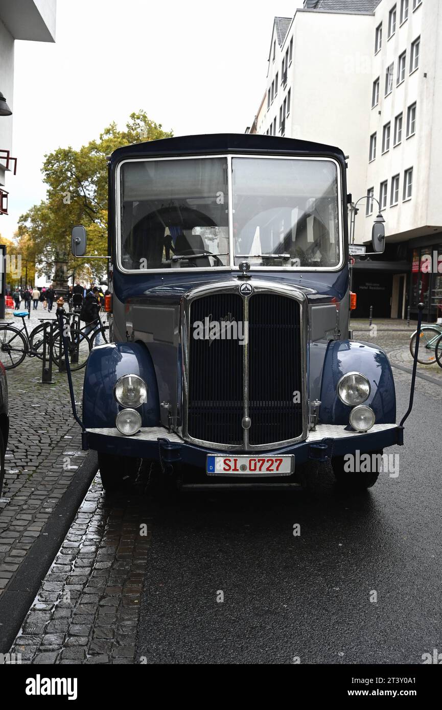 Ein Oldtimer Autobus aus den 1930 er Jahren des schweizer ...