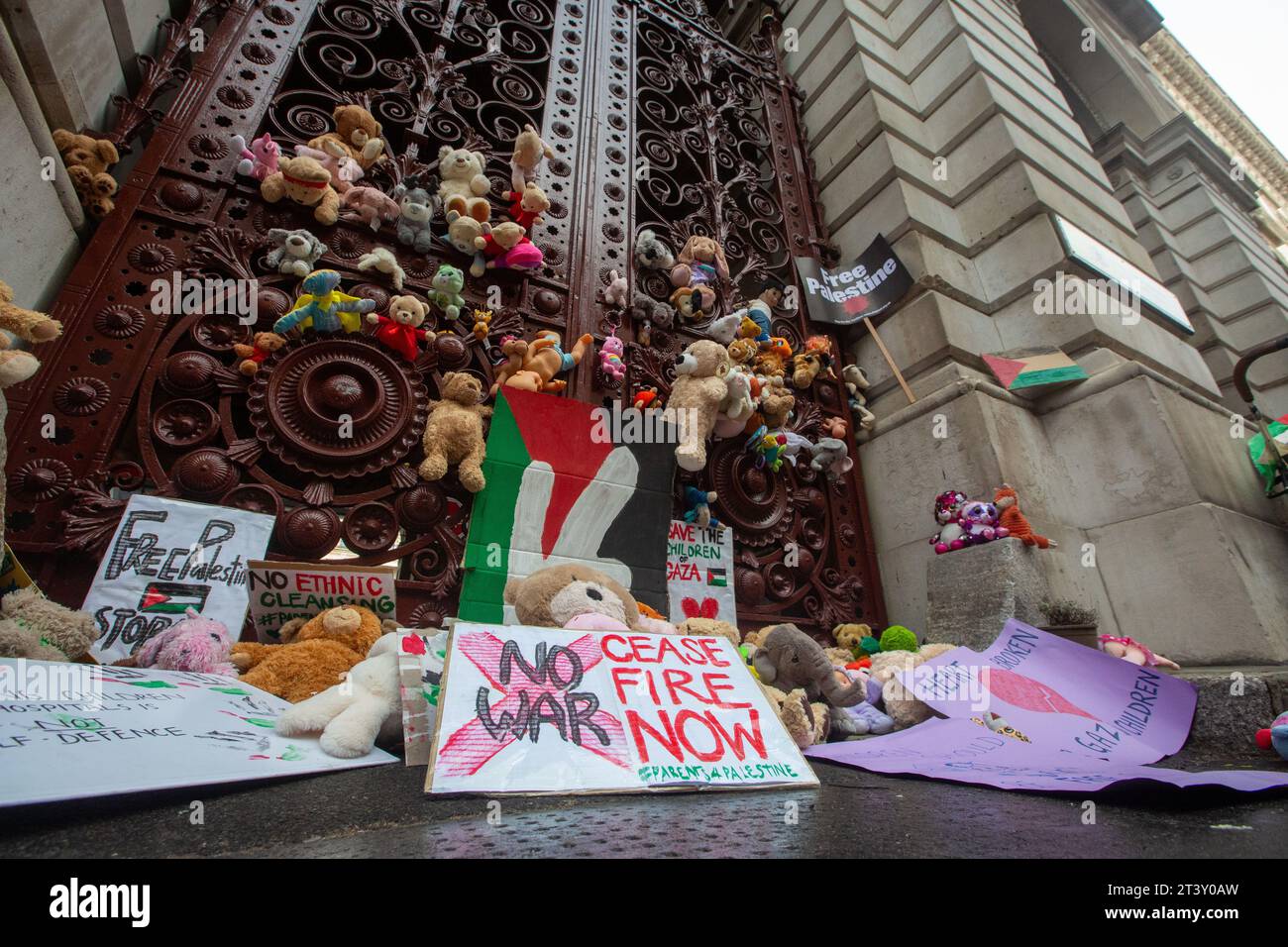 London, England, UK. 27th Oct, 2023. Children place teddy bears at the ...