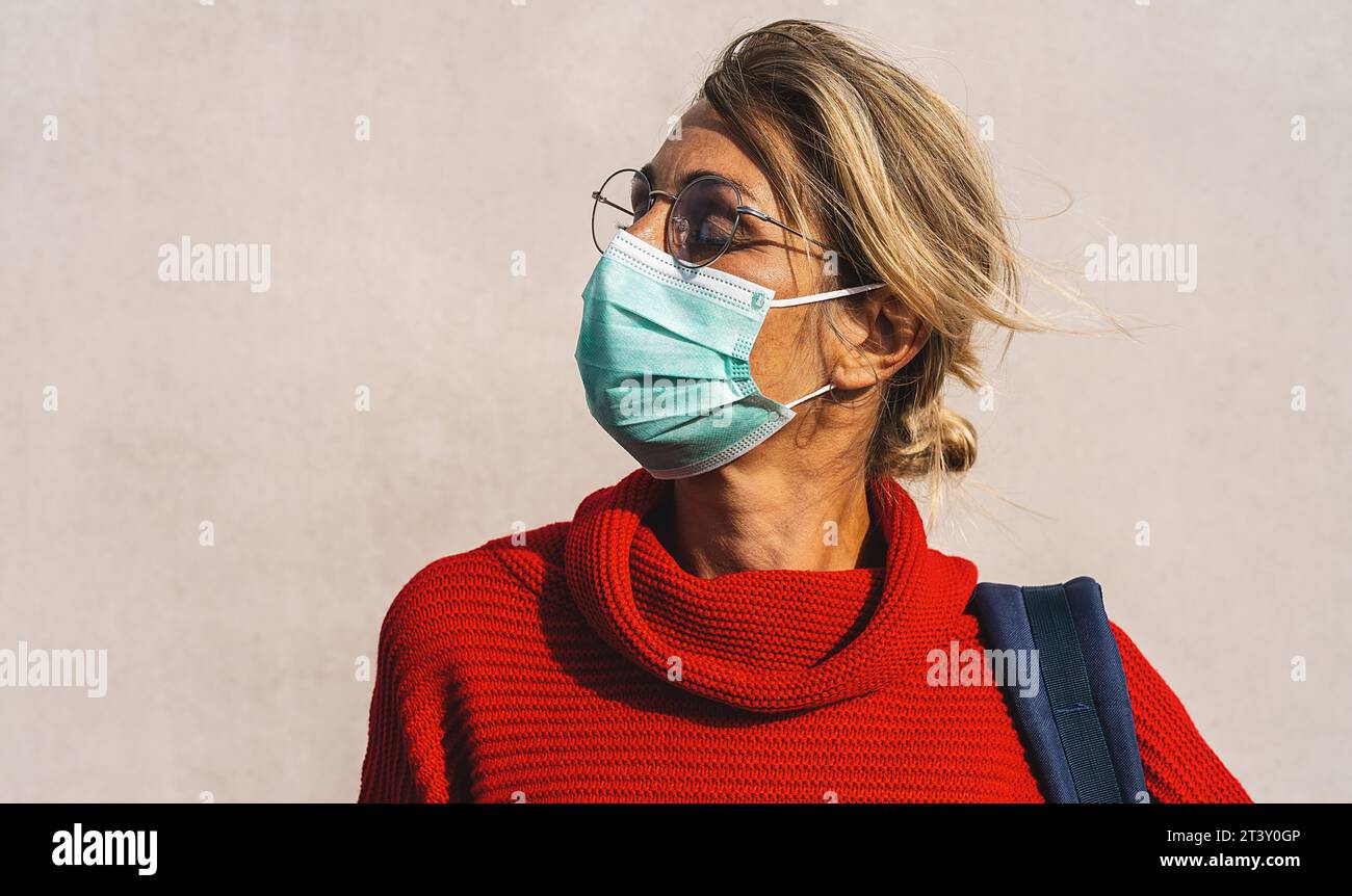 Individual wearing red sweater hi-res stock photography and images - Alamy