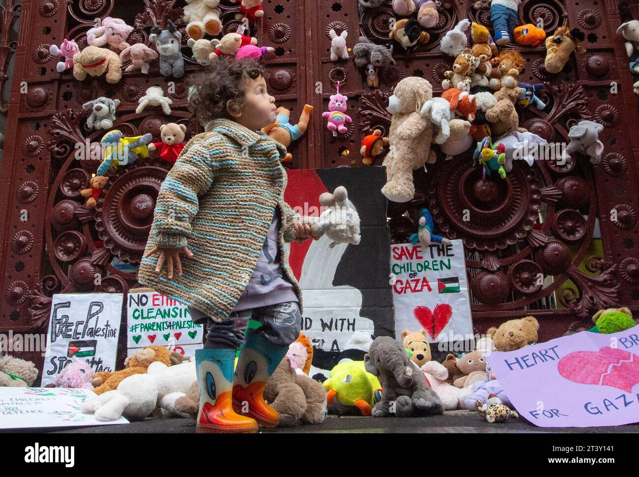 London, England, UK. 27th Oct, 2023. Children place teddy bears at the ...