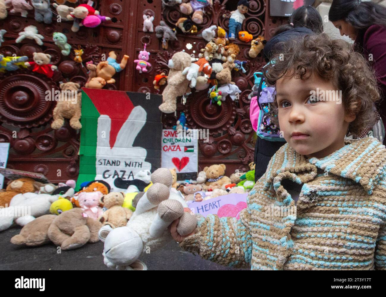 London, England, UK. 27th Oct, 2023. Children place teddy bears at the ...