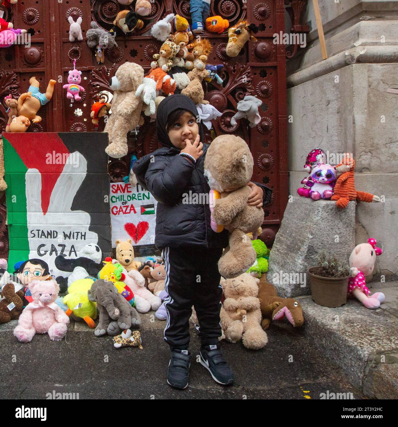 London, England, UK. 27th Oct, 2023. Children place teddy bears at the ...