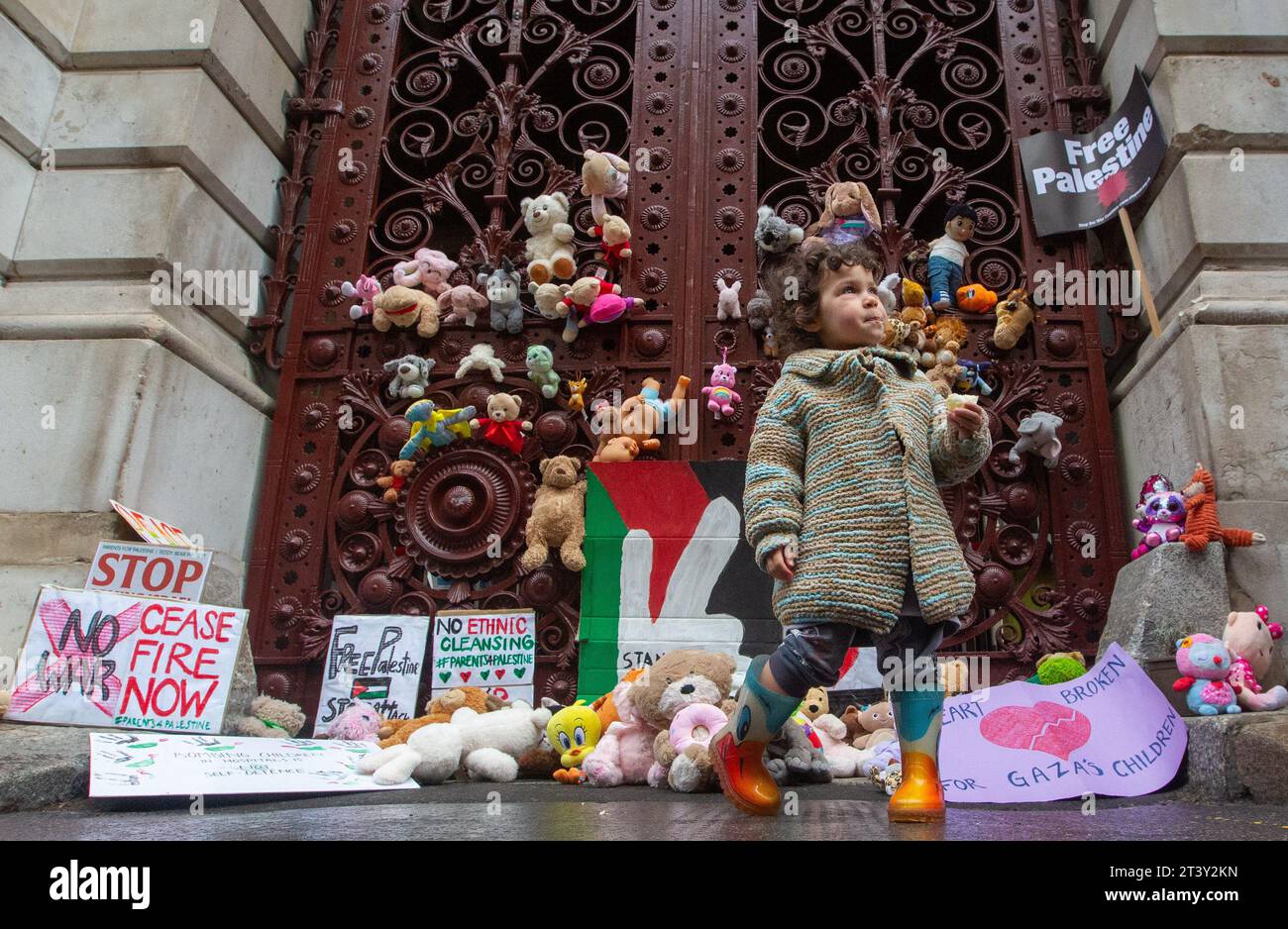London, England, UK. 27th Oct, 2023. Children place teddy bears at the ...