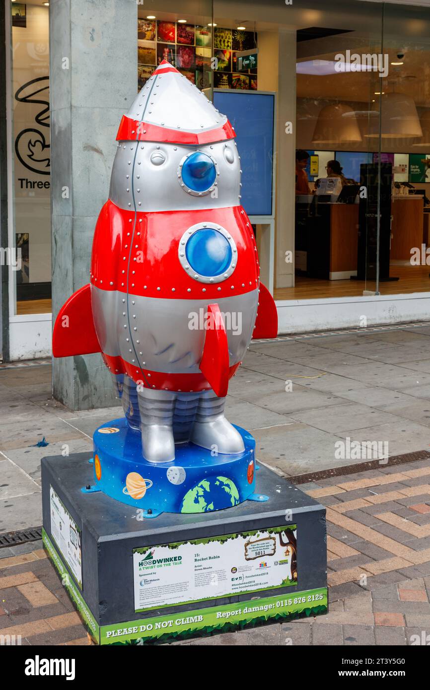 A robin statue in Nottingham Stock Photo - Alamy