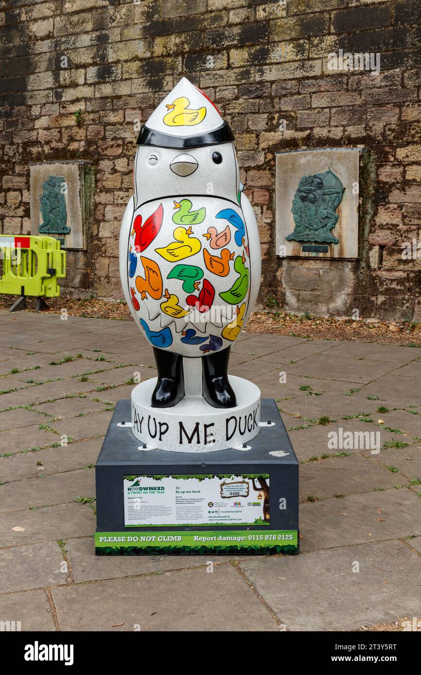 Robin statue hi-res stock photography and images - Alamy
