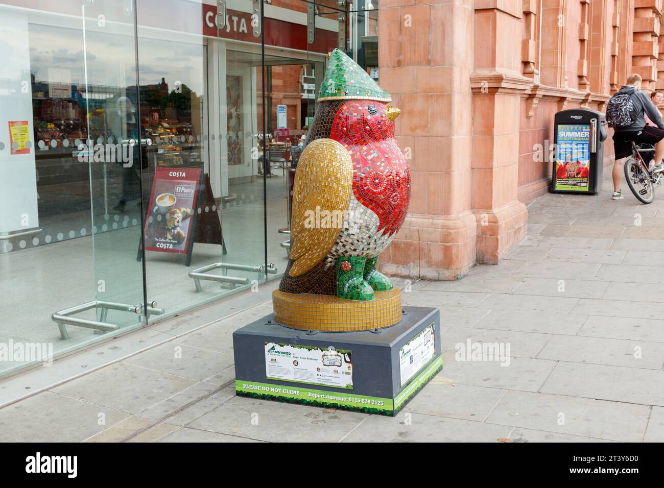 Robin statue hi-res stock photography and images - Alamy