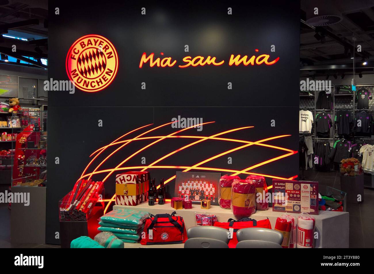 FC Bayern Muenchen Fanshop bzw FCB Fan-Store am Flughafen München ...