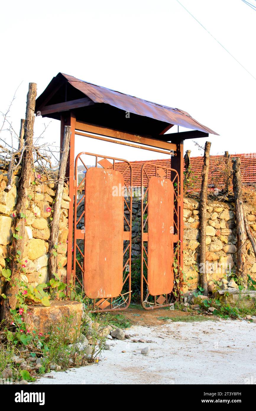 Broken iron gate hi-res stock photography and images - Alamy