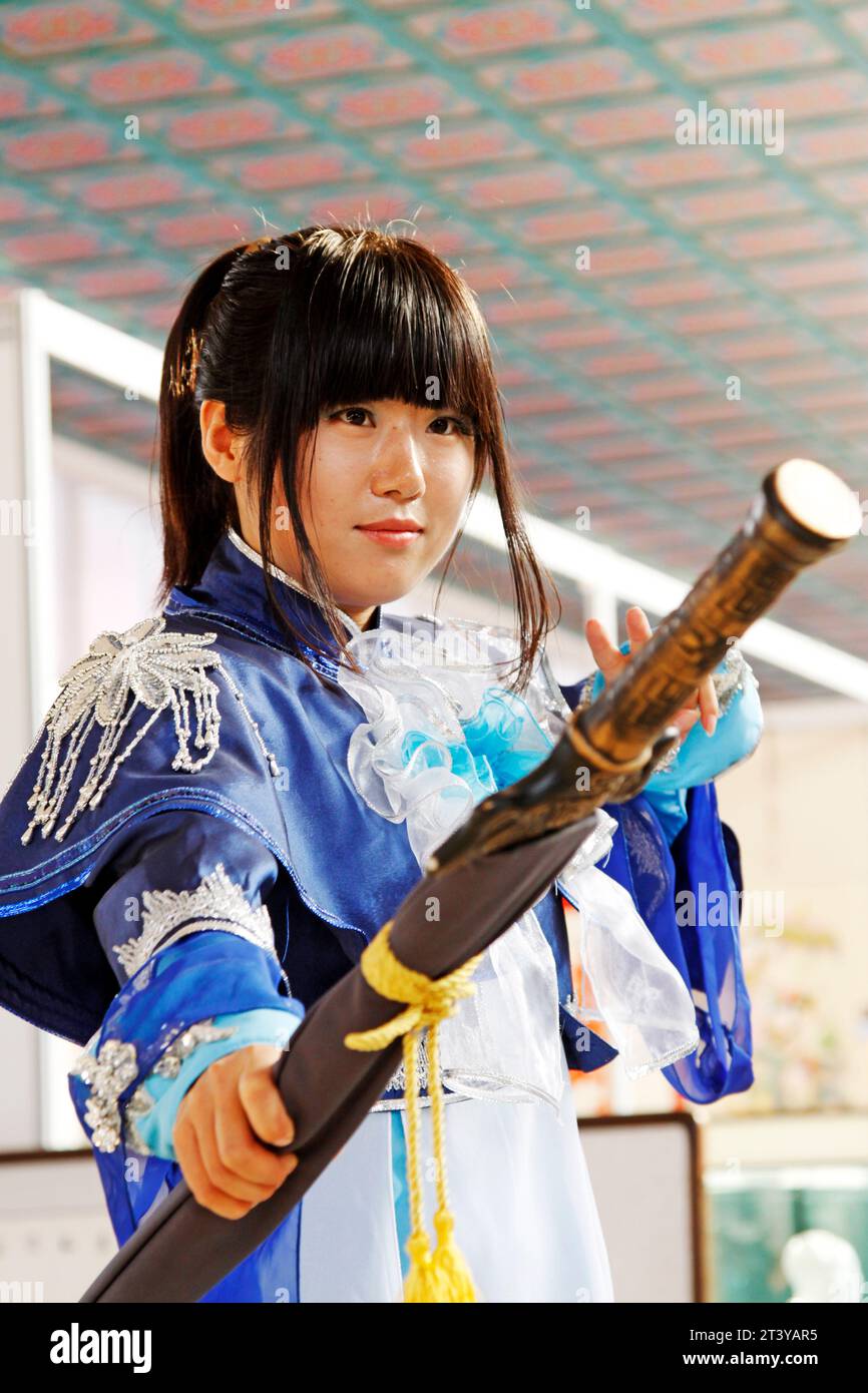 TANGSHAN - OCOTOBER 7: A girl dressed in traditional Chinese style of ...