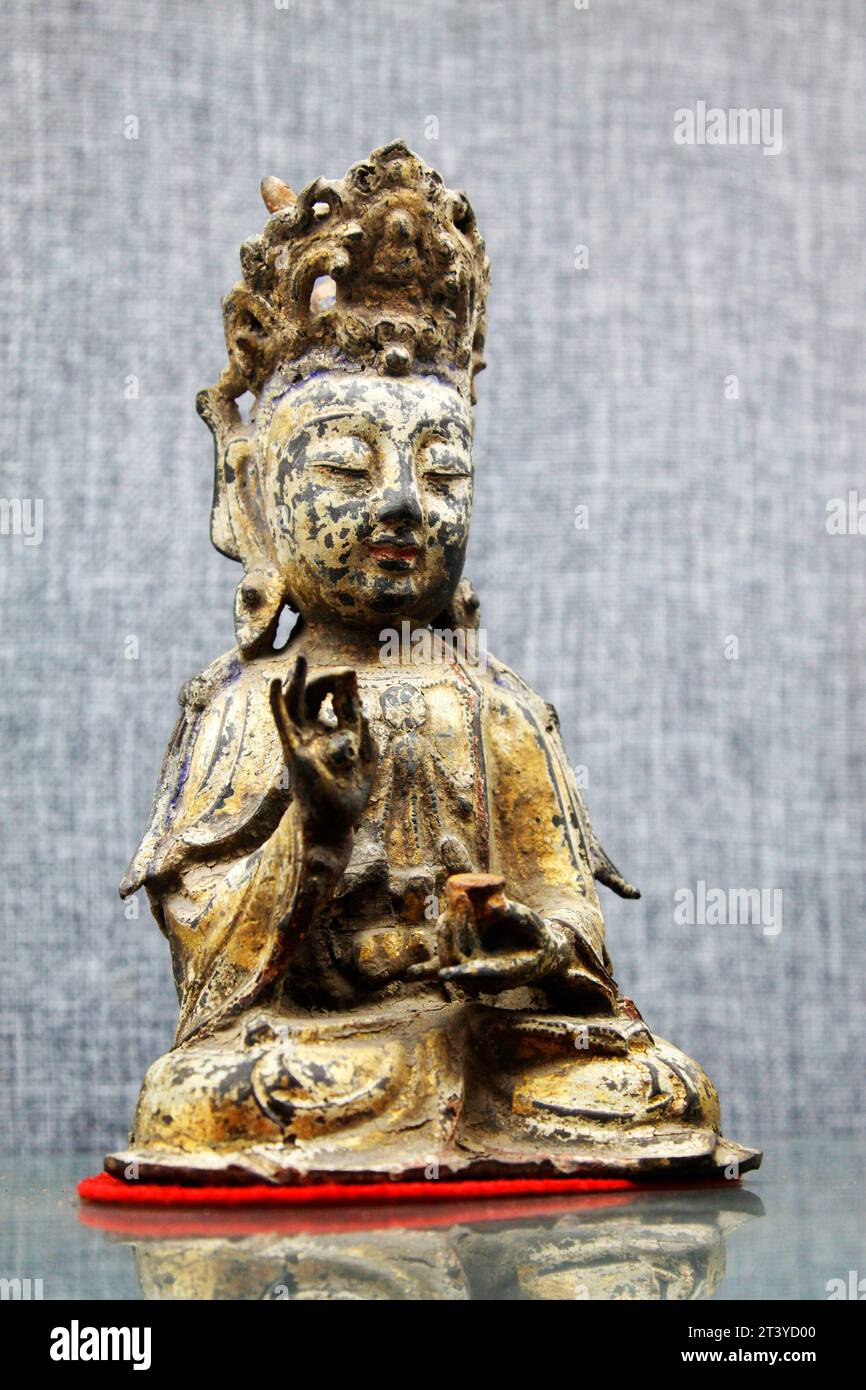 traditional Chinese buddhist bronze sculpture in a shop Stock Photo - Alamy