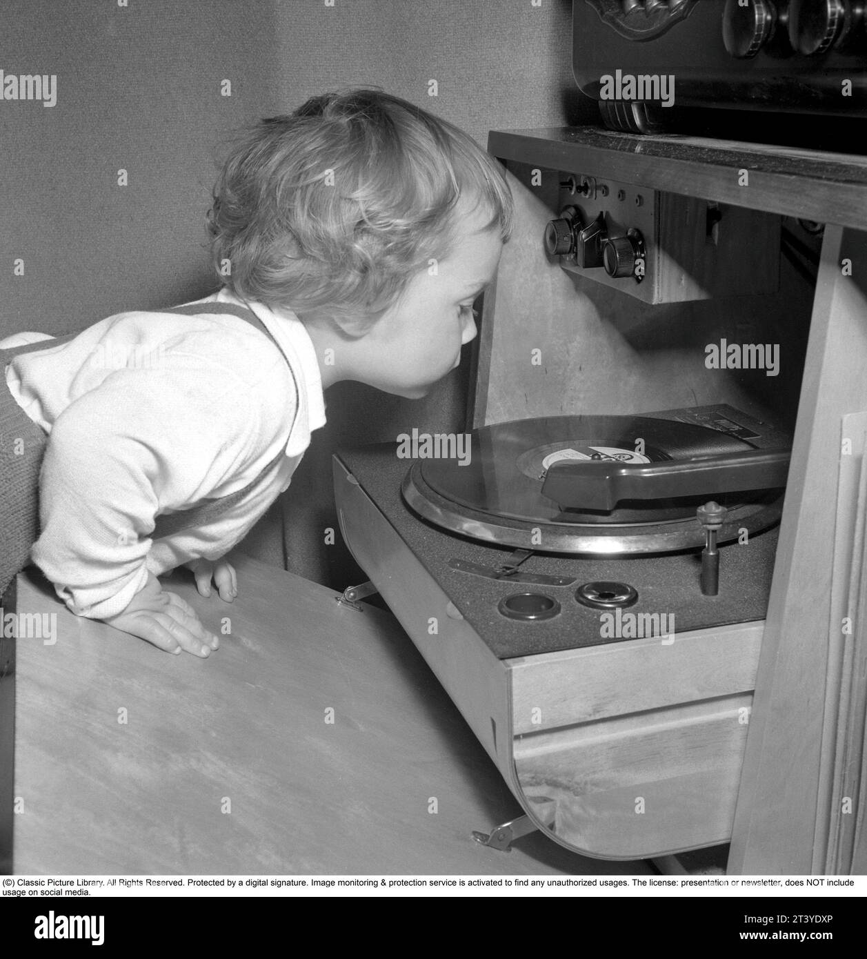 Record player 1950s hi-res stock photography and images - Alamy
