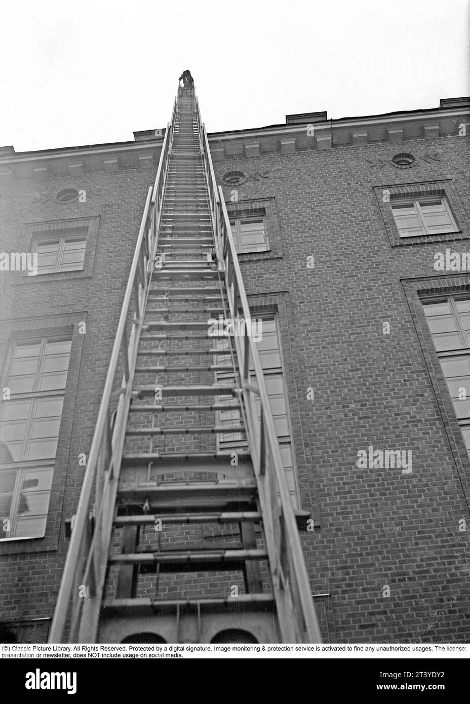 Fire in the 1940s. Firefighter from Kungsholmen's fire station walks up ...