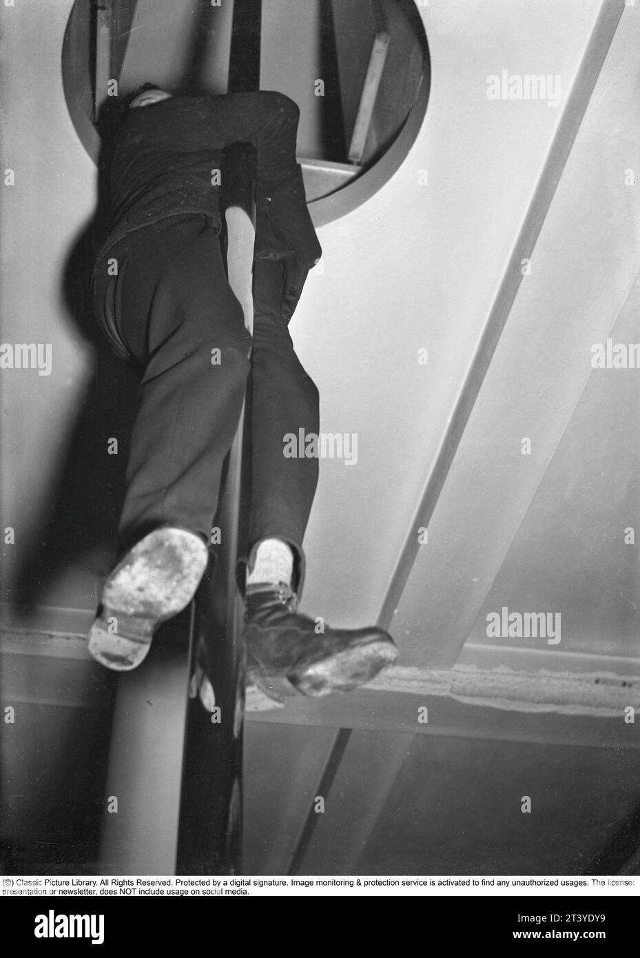 Fireman sliding down a pole hi-res stock photography and images - Alamy