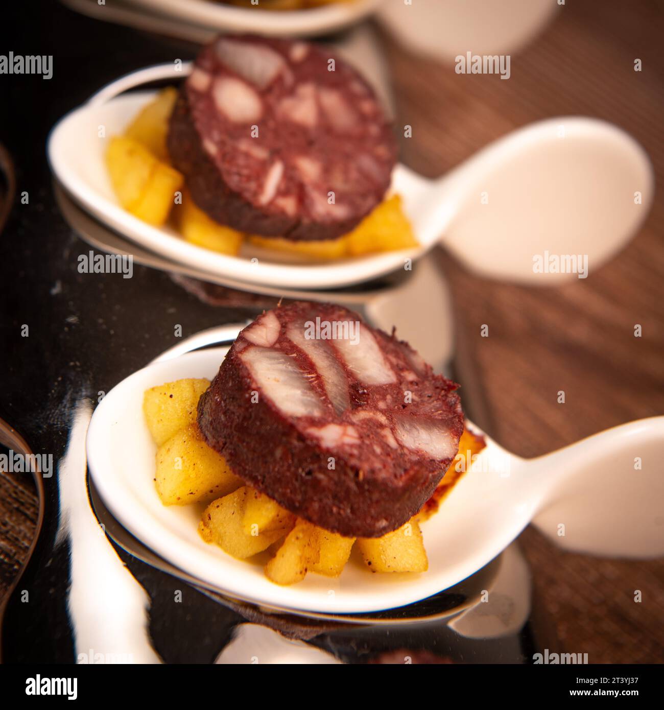 RECIPE FOR BLACK PUDDING WITH BUTTERED CANDIED APPLE Stock Photo - Alamy