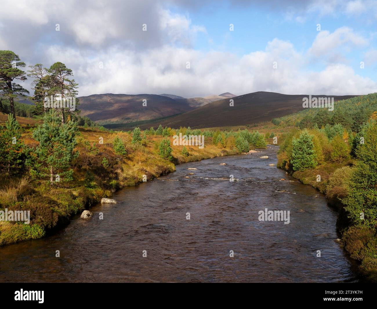 Cairngorms national park river dee hi-res stock photography and images ...
