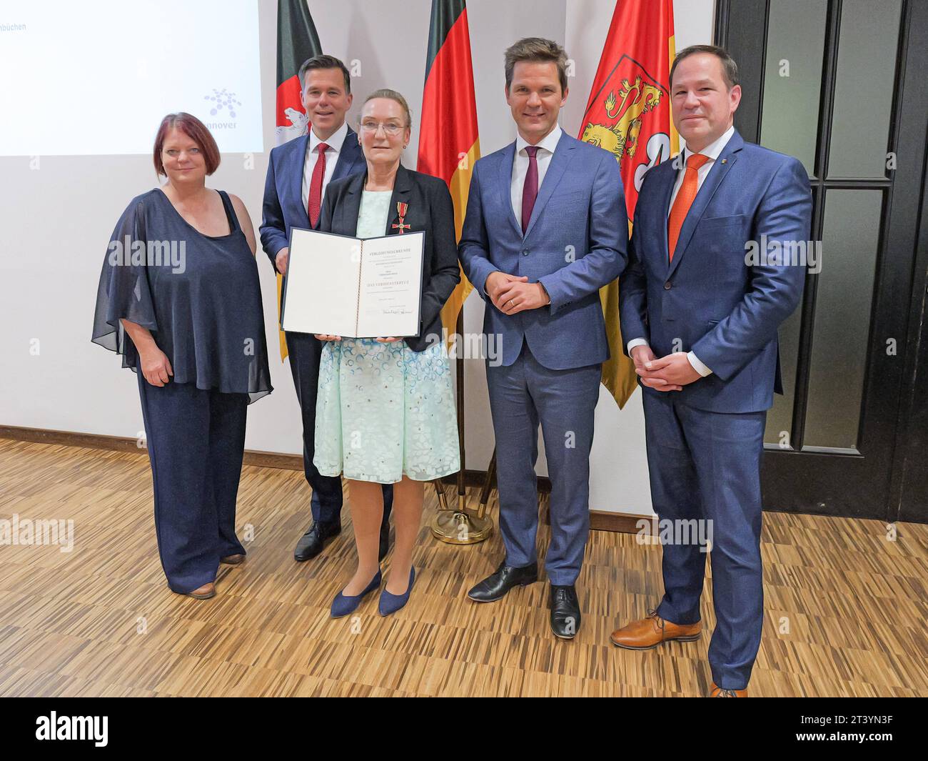 Verleihung des Verdienstkreuzes an Christiane Hinze Zu den Gratulanten ...