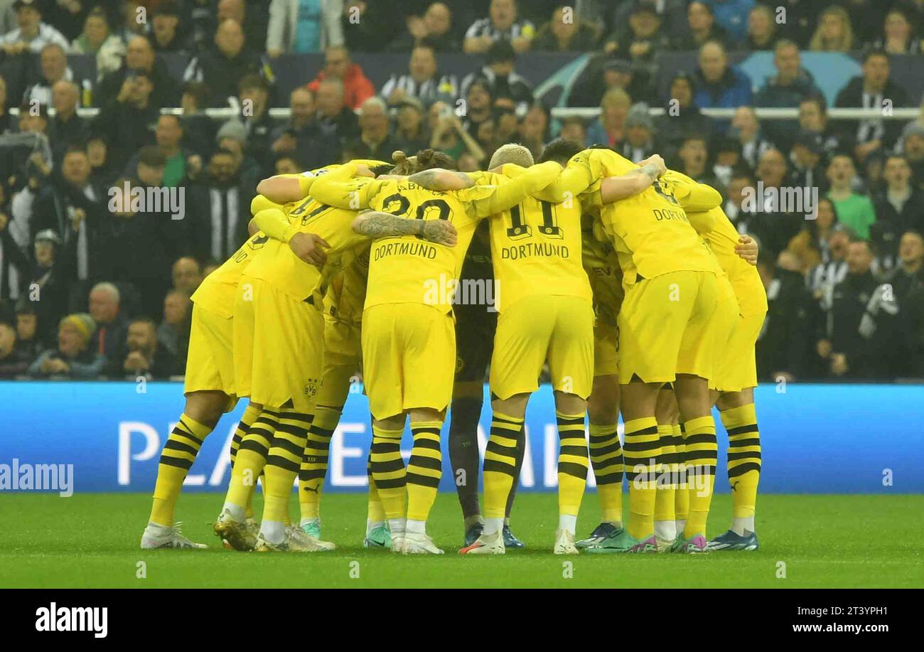 NEWCASTLE upon Tyne, UK. , . Line up DORTMUND, 1 Gregor Kobel, 17 ...