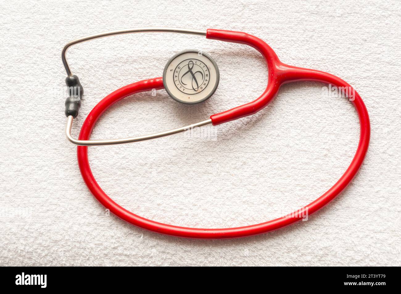 A Littmann Classic III monitoring stethoscope (red Stock Photo - Alamy
