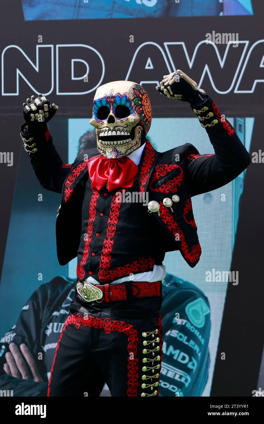 MEXICO City, Mexico. 26th Oct, 2023. A Dia de los Muertos performer in ...