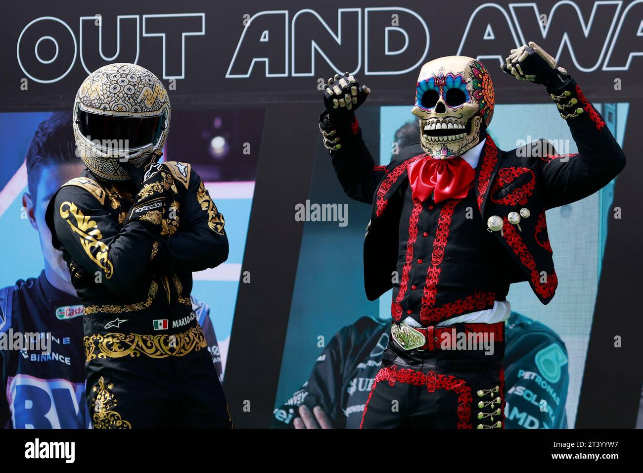 MEXICO City, Mexico. 26th Oct, 2023. A Dia de los Muertos performer and ...