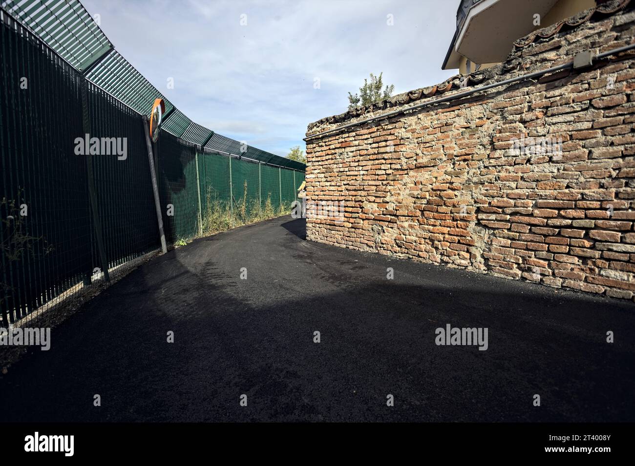 Hole in fence footpath hi-res stock photography and images - Alamy