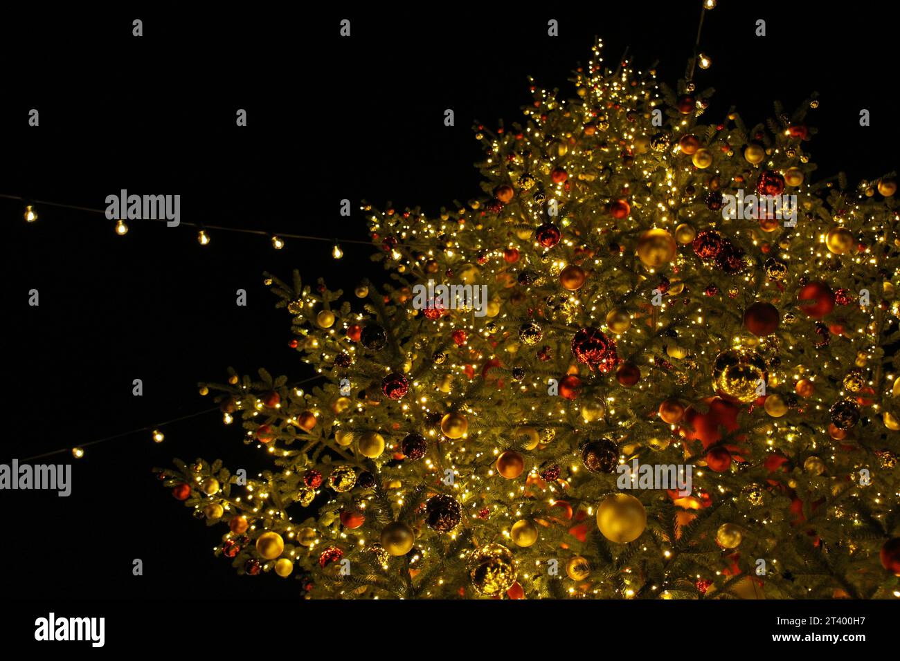 Gold baubles hi-res stock photography and images - Alamy