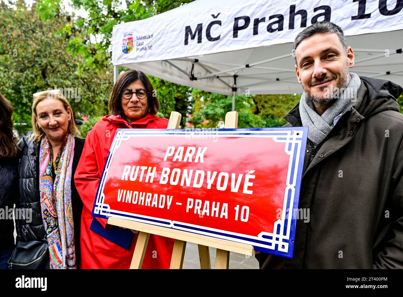 Prague, Czech Republic. 27th Oct, 2023. From left Tal Bashan, daughter ...