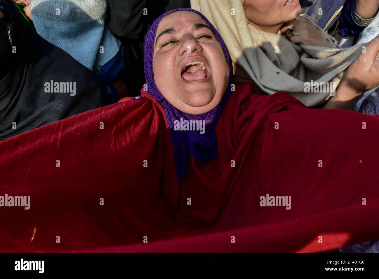 Kashmiri muslim woman prays shrine hi-res stock photography and images ...