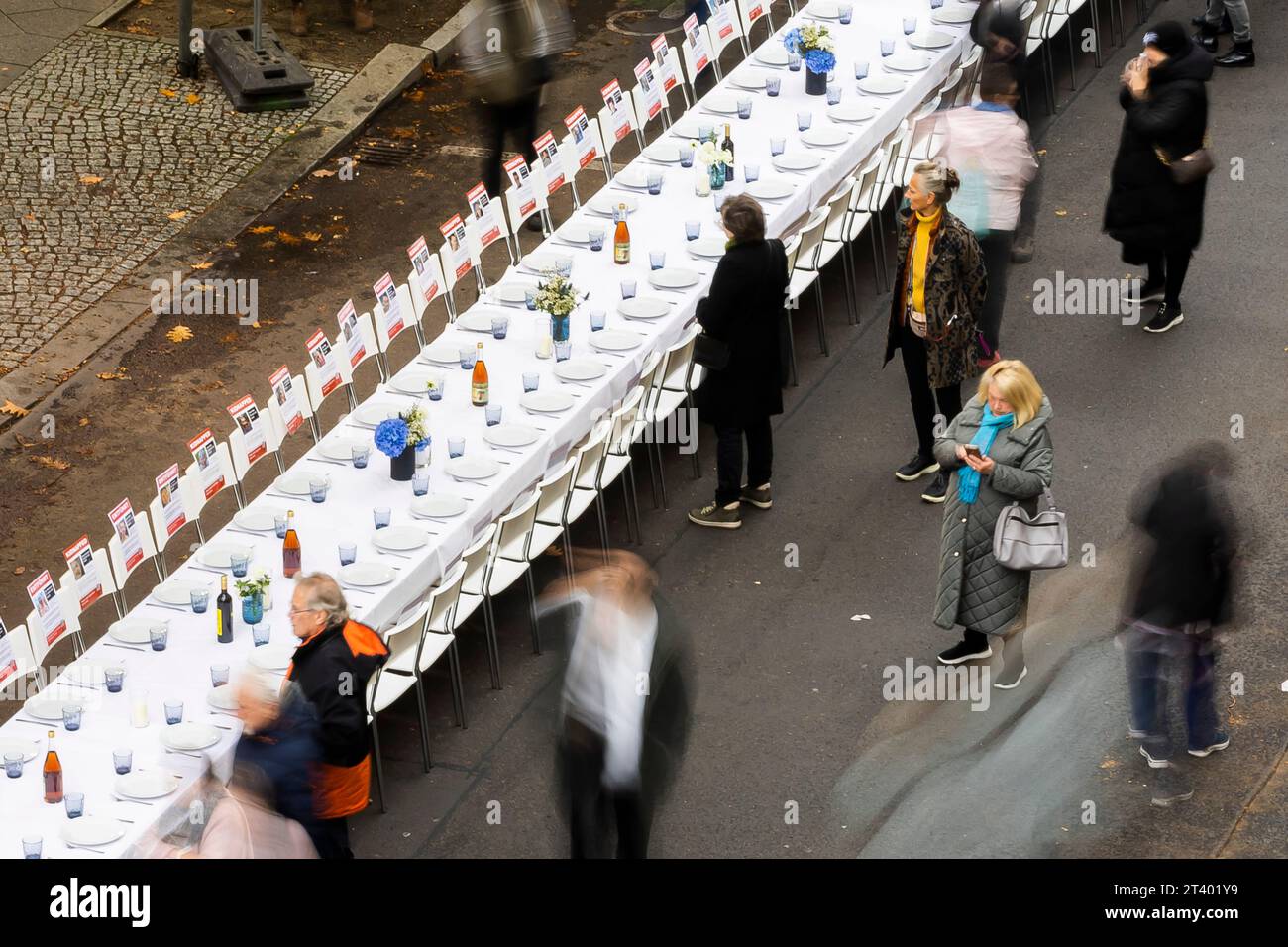 Empty shabbat table hi-res stock photography and images - Alamy