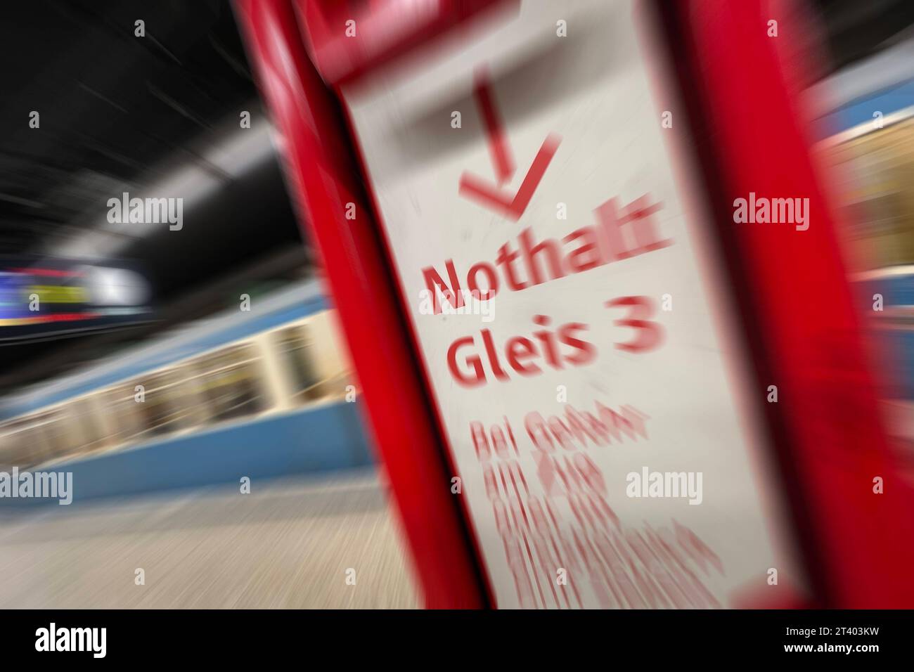 Nothalt, Notbremse am Bahnsteig der U-Bahn in Muenchen. Einfahrende U ...